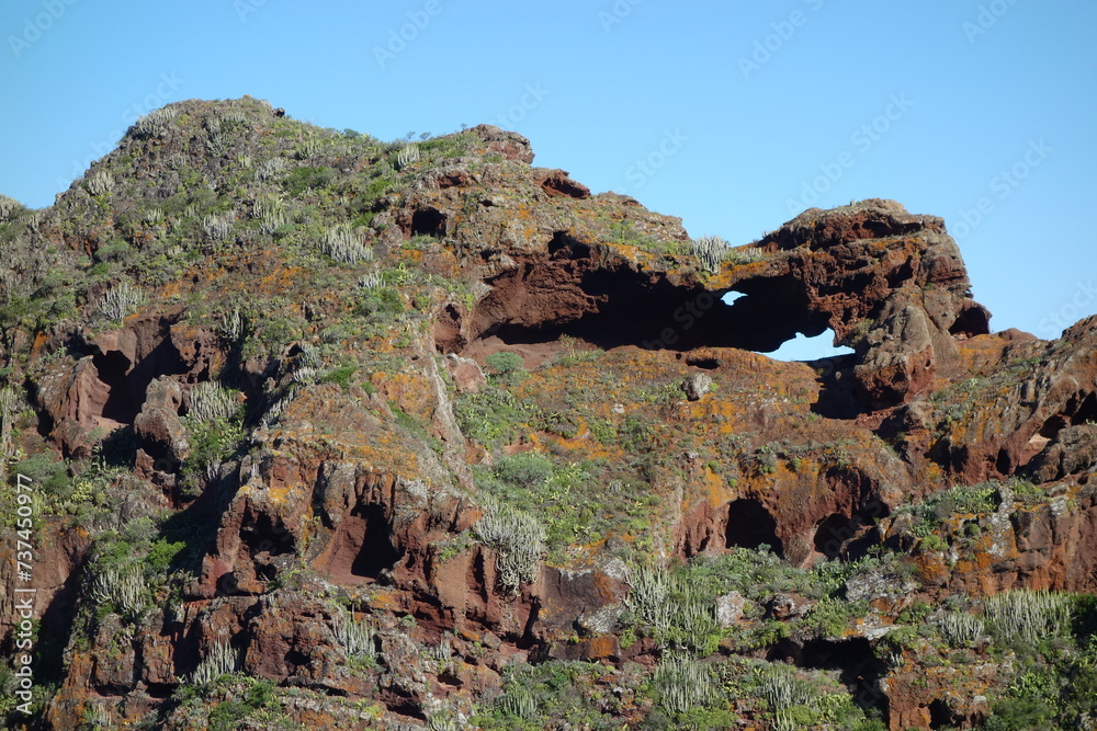 Vue sur l'arche del Fronton depuis le sentier de randonnée pédestre sur ...