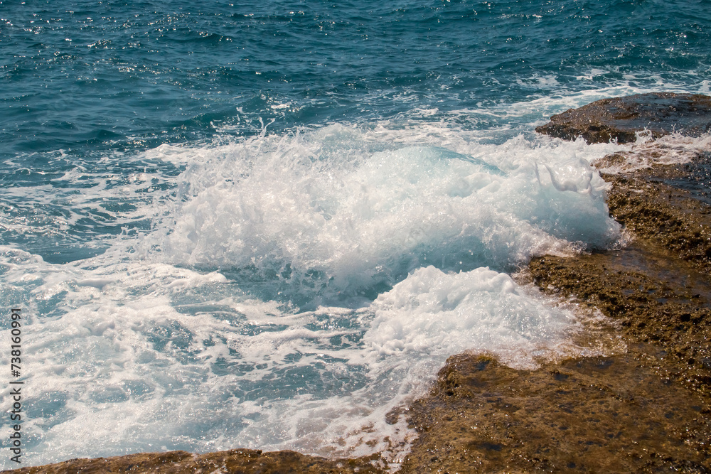 Olas del mar rompiendo en las rocas cerca de la costa. Mar Mediterráneo ...