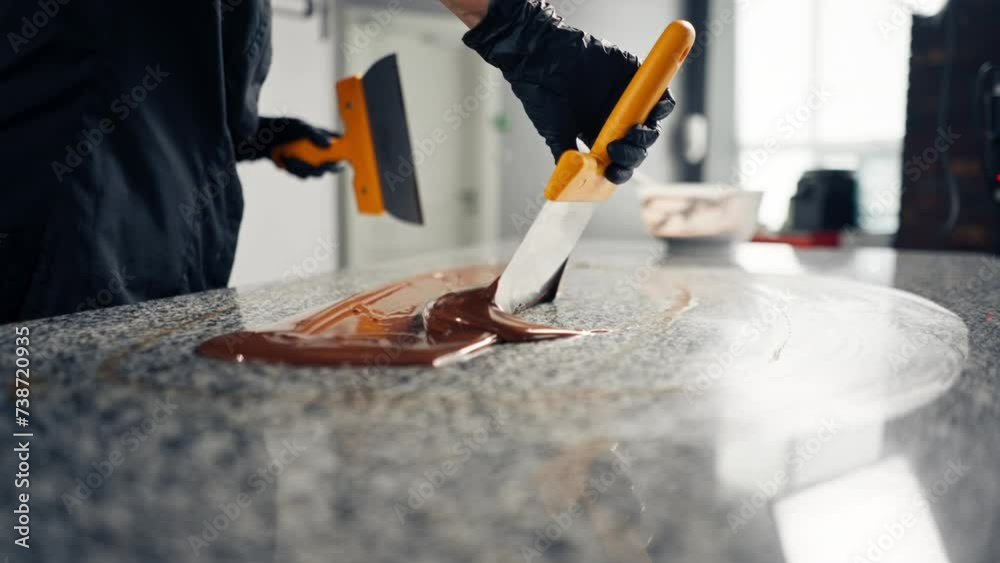 Vidéo Stock Close-up shot of a pastry chef tempering chocolate before ...