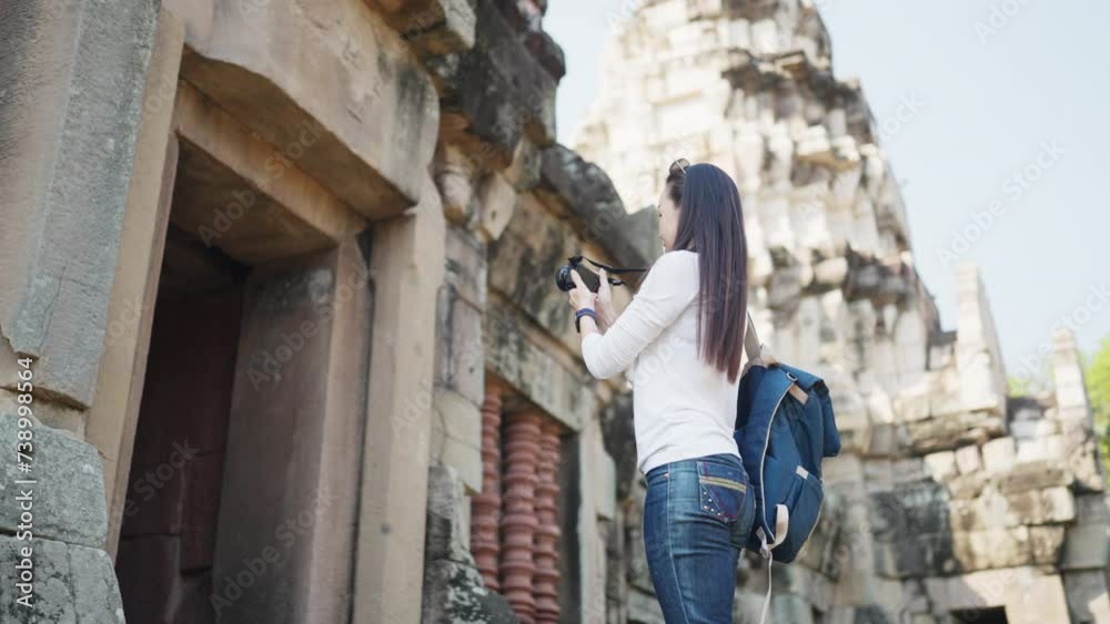 Vidéo Stock An enthusiastic travel photographer stands among ancient ...