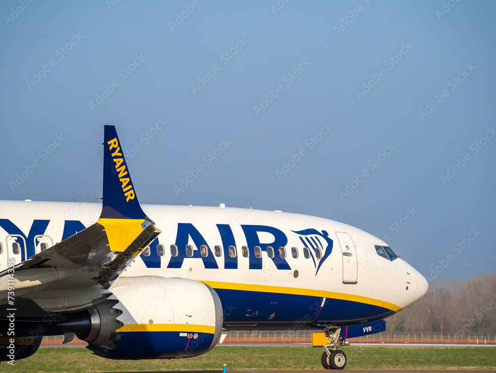 Ryanair Boeing 737 Max 8 split-tip winglet also called split-scimitar ...