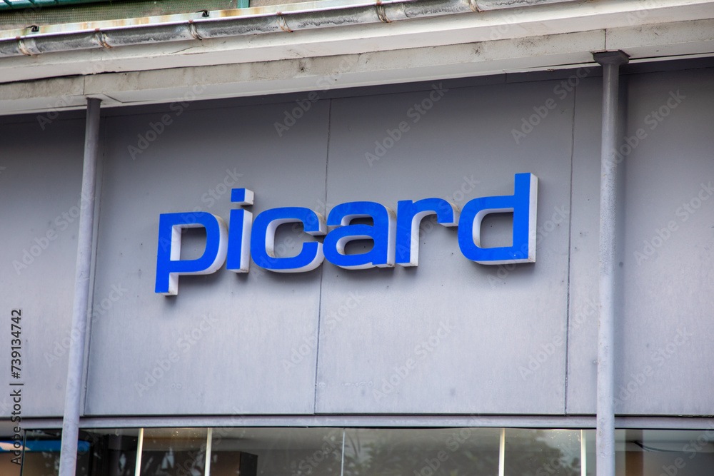 Foto de Picard logo sign and brand text of French supermarket chain ...