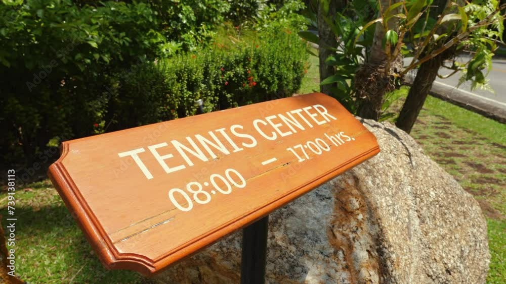 Vidéo Stock Tennis center information sign displayed on wooden board ...