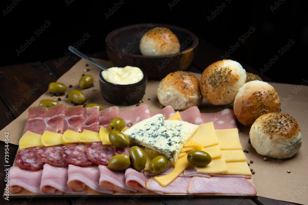 PICADA SOBRE TABLA CON PAN, MAYONESA, ACEITUNAS, SALAME, JAMON Y QUESOS ...