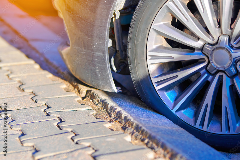 Foto Stock Hit Bumper In Car Park Car Wheel Parked Close To The Curb