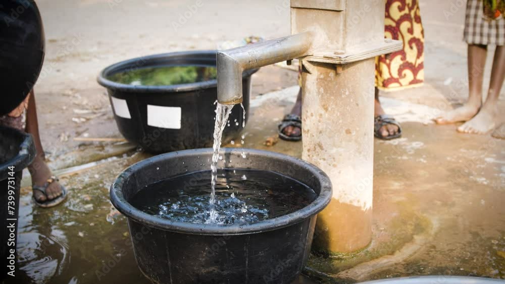 19 jan. 2024,Gwalada,Nigeria: African children and women fetching ...