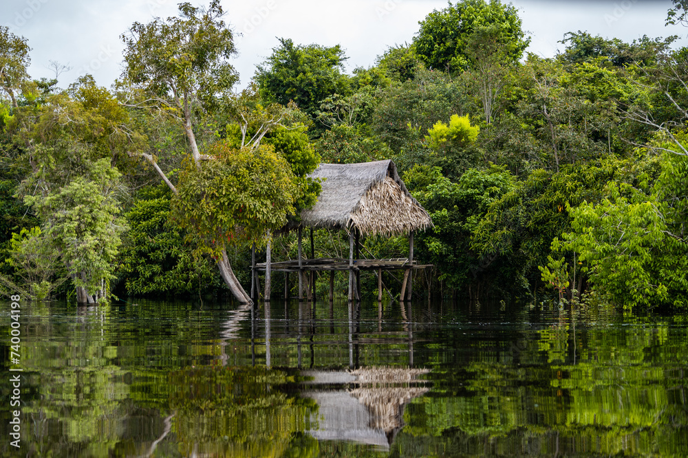 CRECIENTE DE LOS RÍOS EN LA SELVA, AGUA ALCANZANDO HASTA LAS VIVIENDAS ...