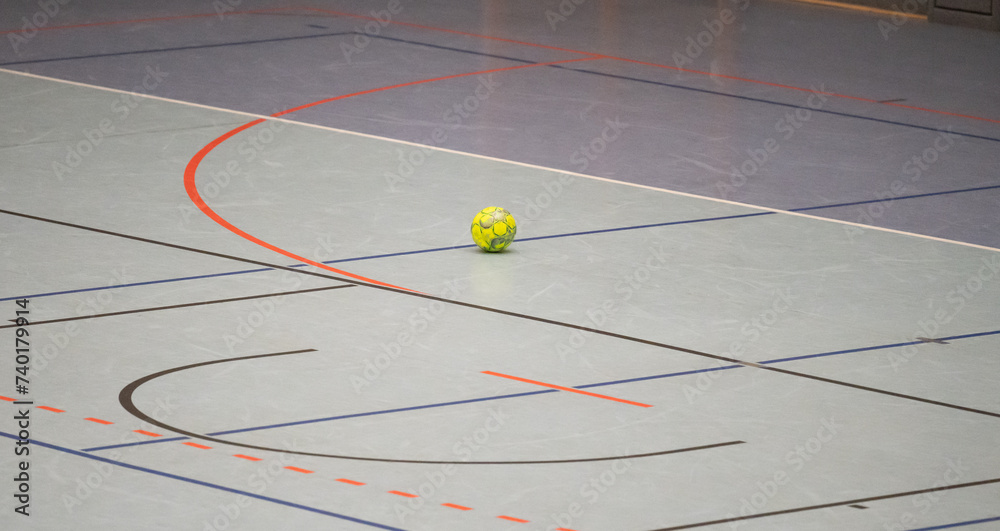Futsal Hallen Fußball und Sporthallenboden in einer Sporthalle mit ...