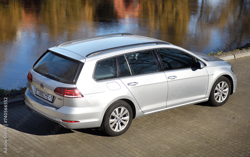 Foto de Volkswagen Golf MK7 combi parked in the parking lot.Volkswagen ...