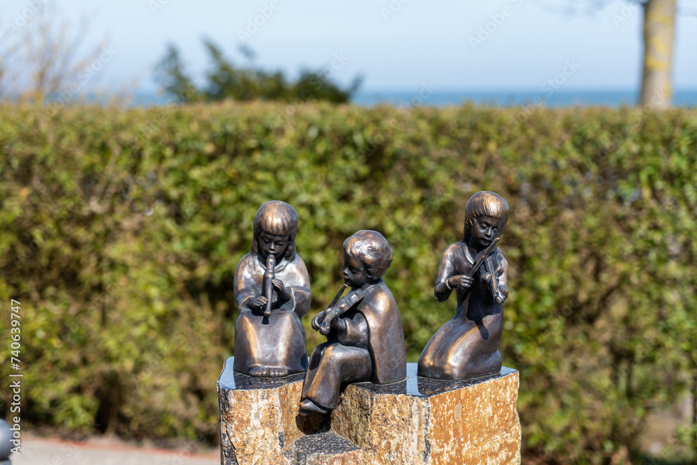 Violin player and flute player bronze figures by BILDHAUER HELMUT ...