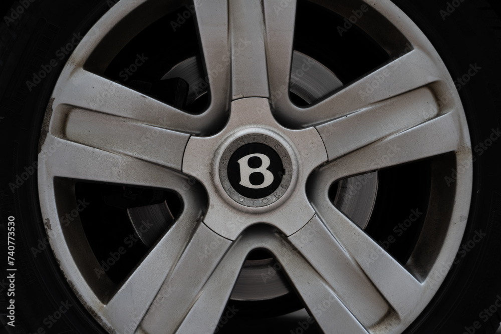 Bentley Motors Limited logo sign on a car alloy wheel. British luxury ...