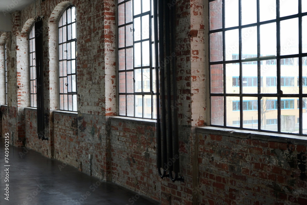 Schöne alte Fabrikfenster mit altem Mauerwerk in historischer ...