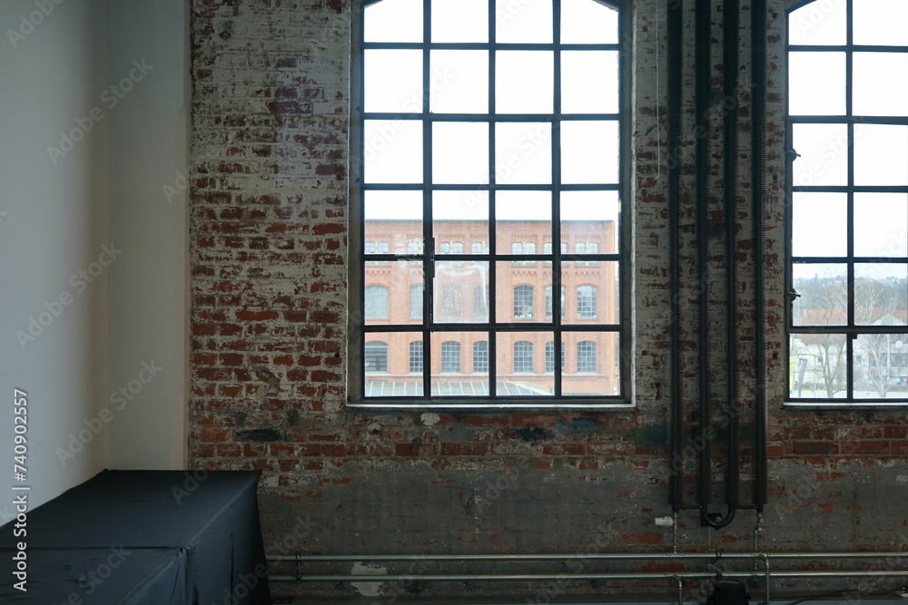 Schöne alte Fabrikfenster mit altem Mauerwerk in historischer ...