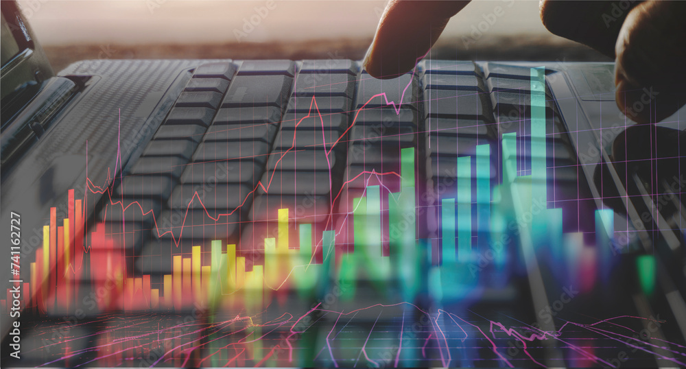 Trabajando en la notebook analizando gráfico financiero. Imagen ideal para tu presentación de ...