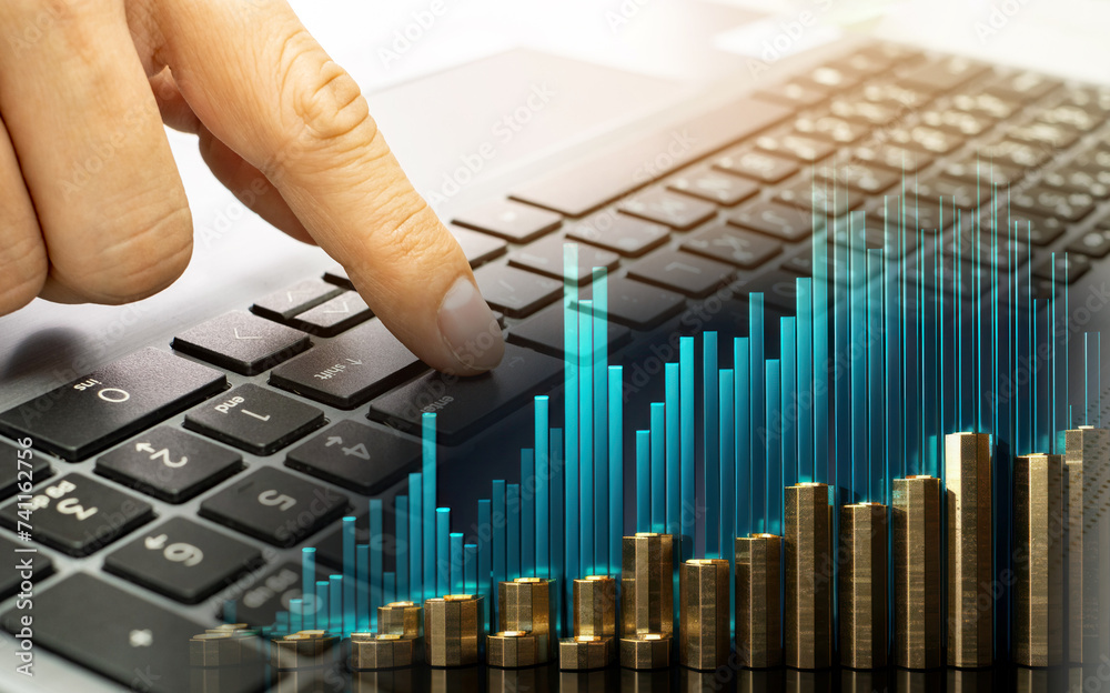 Trabajando en la notebook analizando gráfico financiero. Imagen ideal para tu presentación de ...