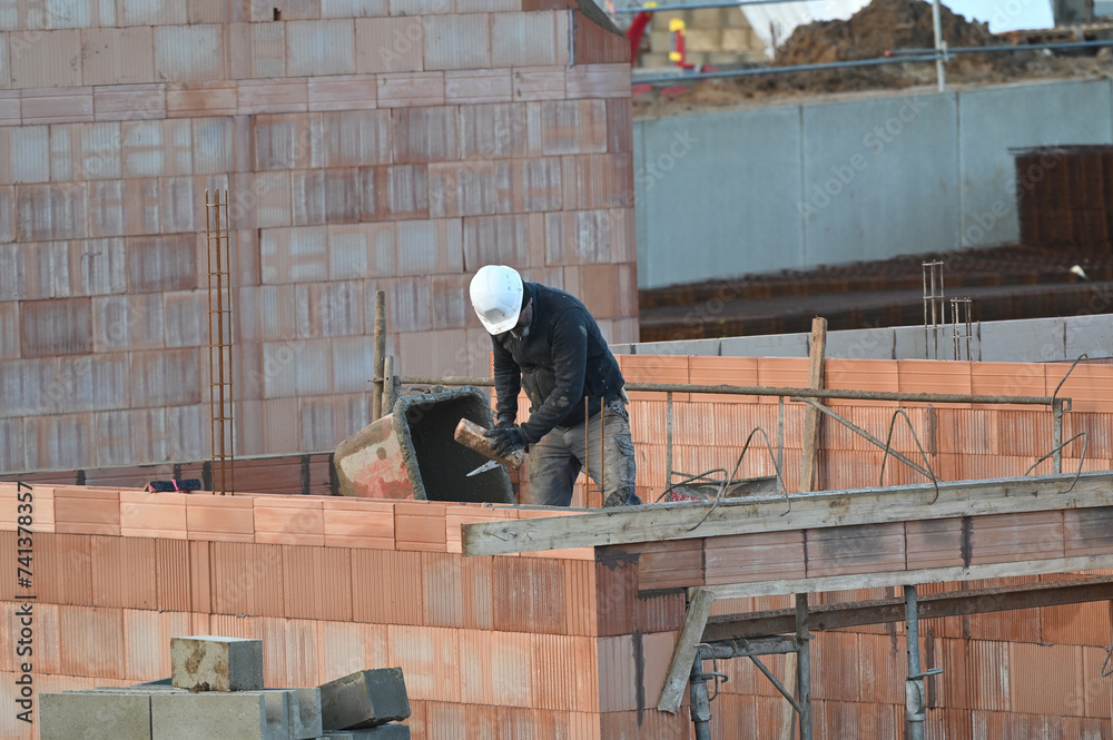 ouvrier maçon sur un chantier de construction de bâtiment Stock Photo ...