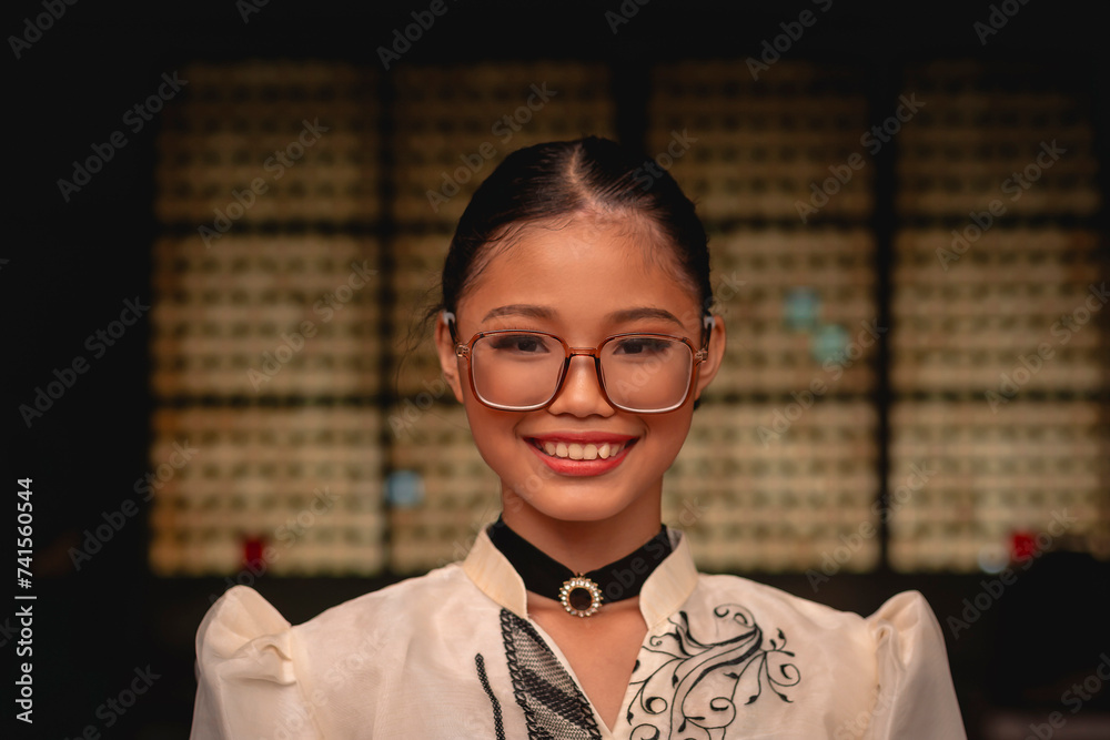A young Filipina lady in a baro’t saya traditional dress, posing ...