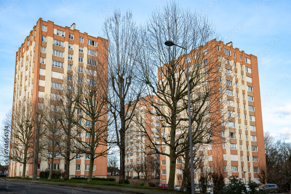 Tours d'habitation dans un parc hlm du quartier de la Grand-mare à ...