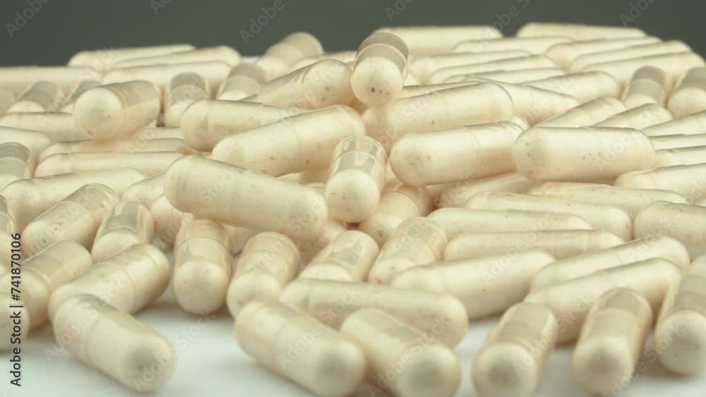 Vidéo Stock Rotating on a white background, the capsules become a ...
