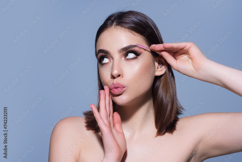Woman shaping brown eyebrows. Woman eye with beautiful eyebrows. Shaped ...