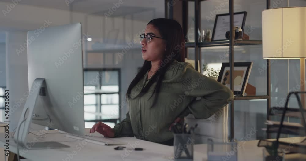 Vidéo Stock Back pain, computer and businesswoman for working in office ...