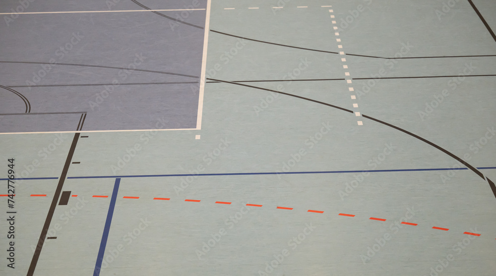 Hallenboden in einer Sporthalle mit diversen Spielfeld Linien Stock ...