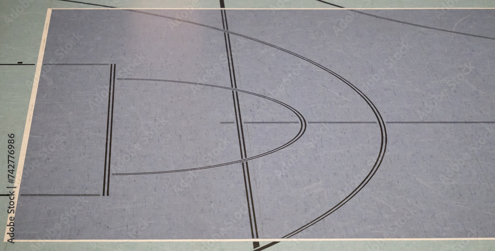 Hallenboden in einer Sporthalle mit diversen Spielfeld Linien Stock ...