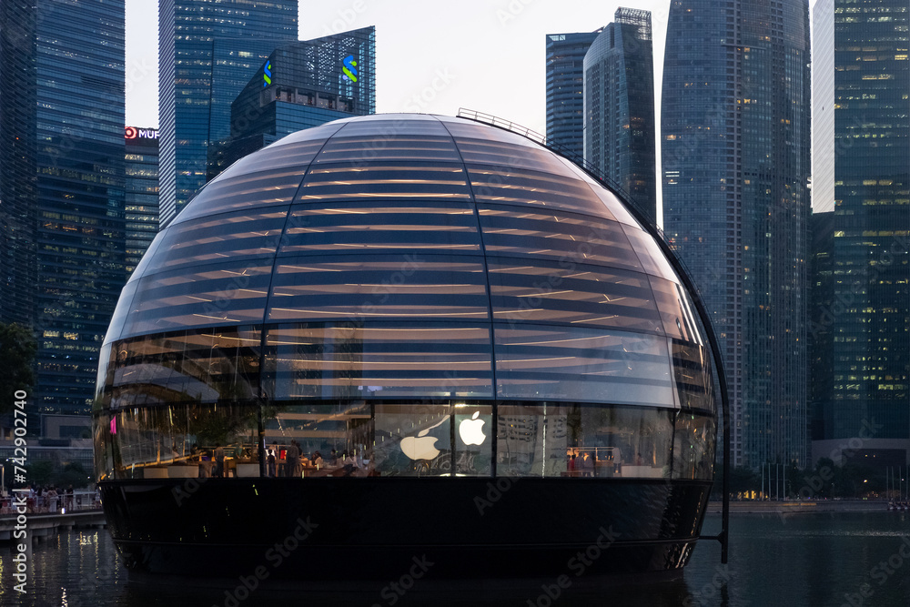 Singapore - 20 October 2022: Apple Marina Bay Sands with sunset sky ...