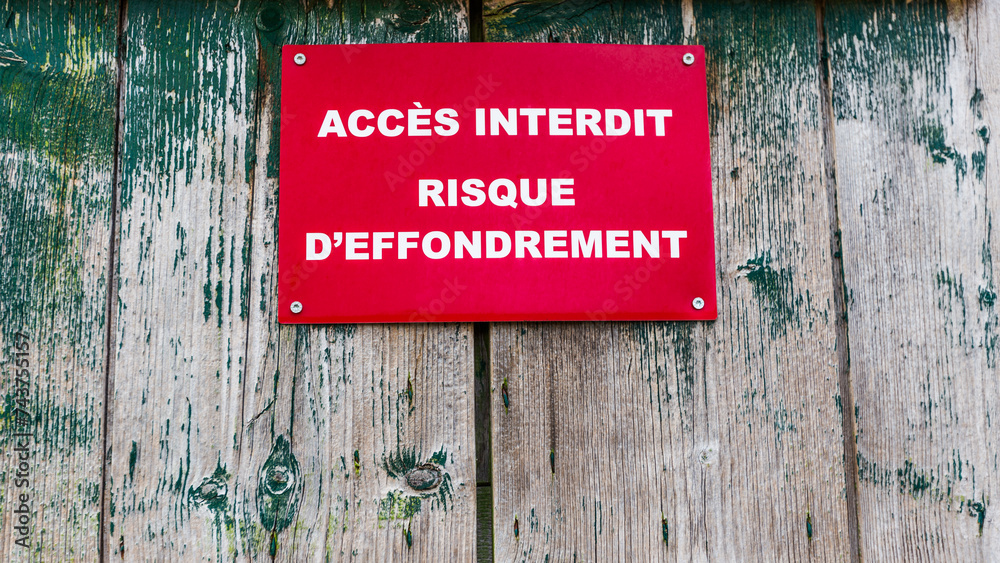 Panneau Indiquant Le Risque D Effondrement D Un Bâtiment Stock Photo