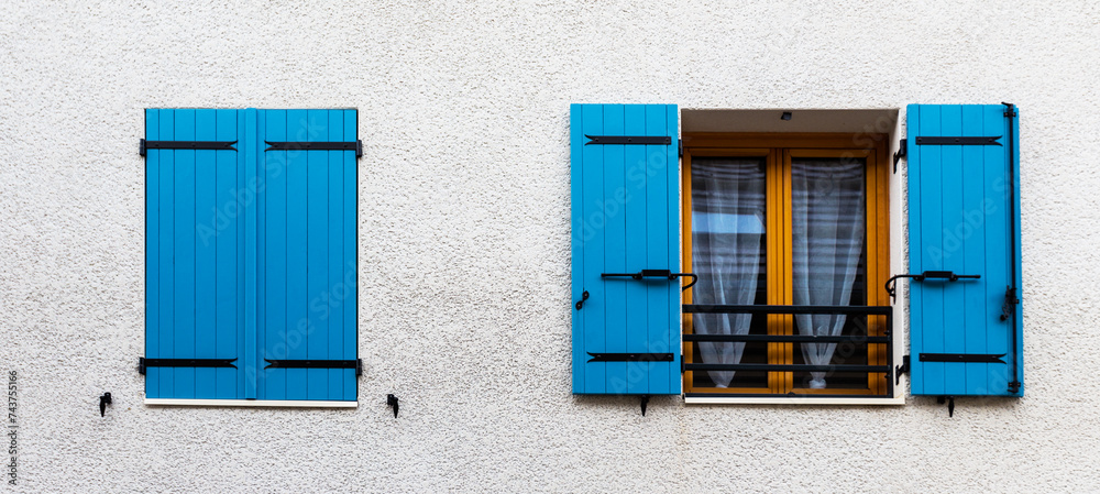 Modèle de volets battants ouverts et fermés Stock Photo | Adobe Stock