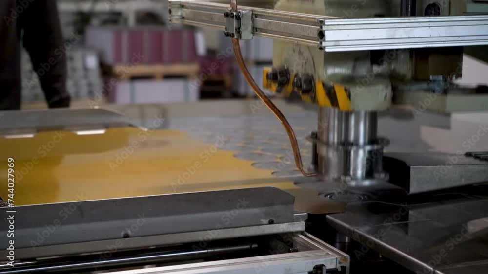 Vidéo Stock Hydraulic press stamping machine for sheet metal forming ...