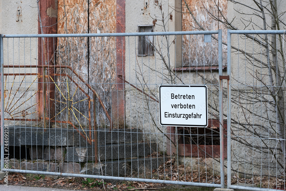 Schild "Betreten verboten Einsturzgefahr" an der Absperrung vor einen ...