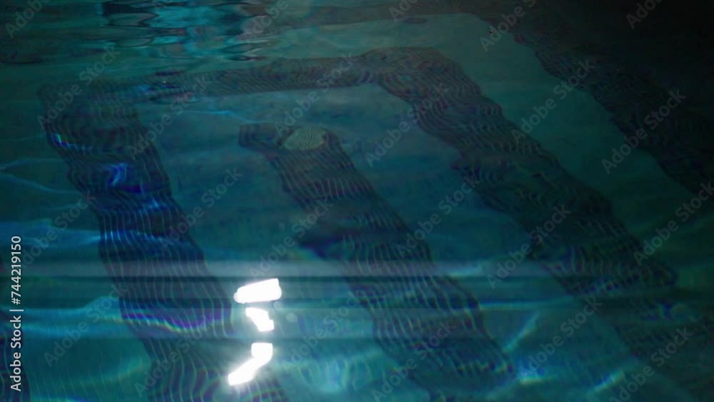 Vidéo Stock Slowmotion view of light being reflected in an swimming ...