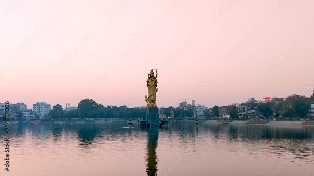 Vidéo Stock Marvel at the majestic front view of the immense gilded ...