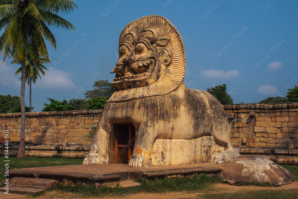Massive lion statue at Brihadisvara Temple, Gangaikonda Cholapuram ...