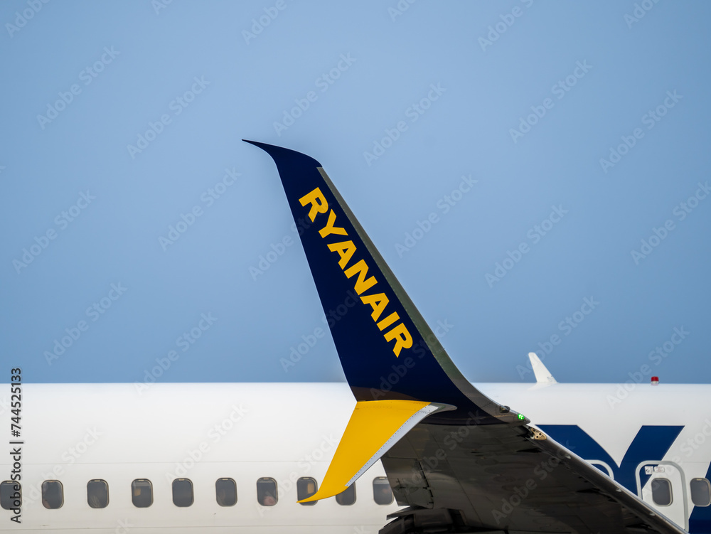 Ryanair Boeing 737 Max 8 split-tip winglet also called split-scimitar ...