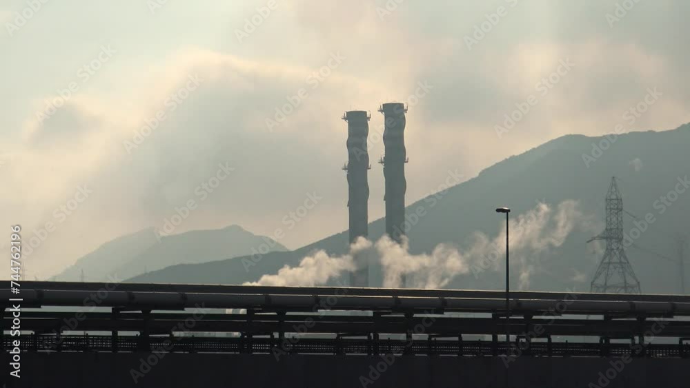 Contaminación industrial. Fábrica contaminando. chimeneas echando humo ...
