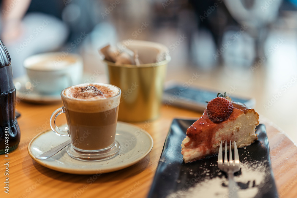 Porción de tarta de queso con refresco y café en una cafetería al ...