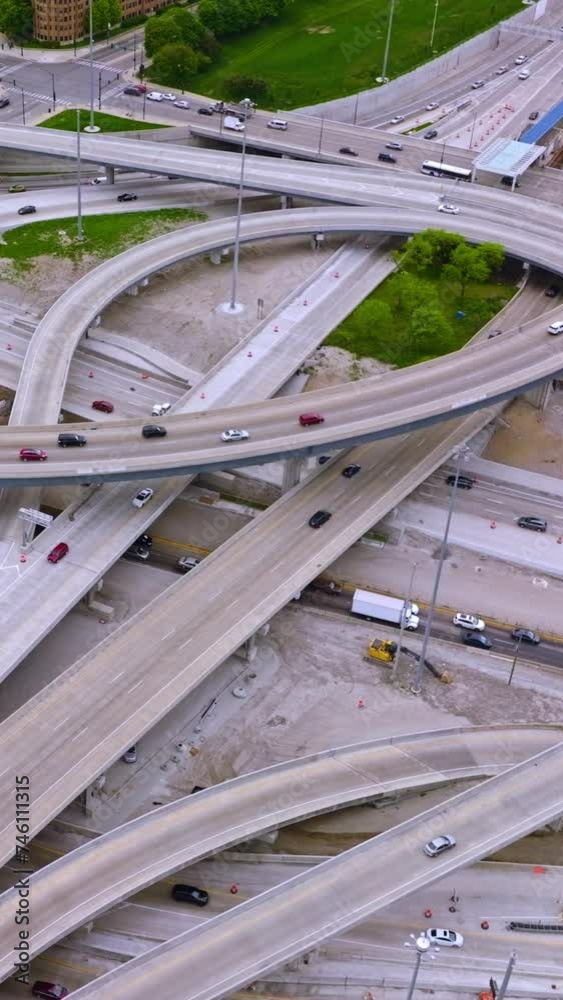 Vidéo Stock Cars running along the complicated system of roads in ...