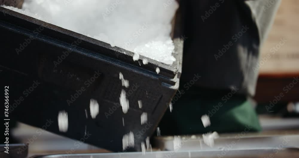 Vidéo Stock Throwing crushed ice from box into ice container of ...