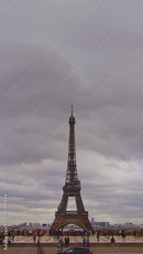Vidéo Stock Vertical footage for story and reel of Eiffel Tower. The ...