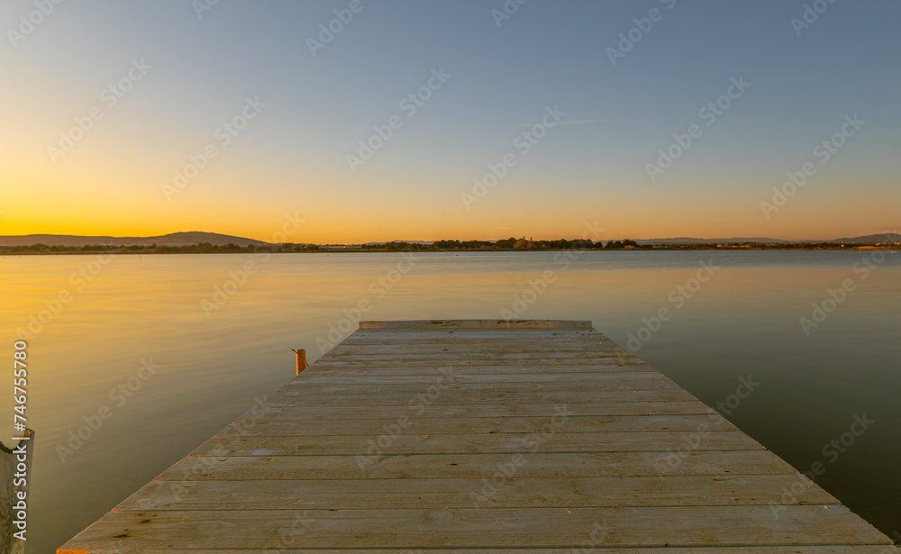 Ponton pour la pêche au bord d'un étang en Camargue dans le sud de la ...