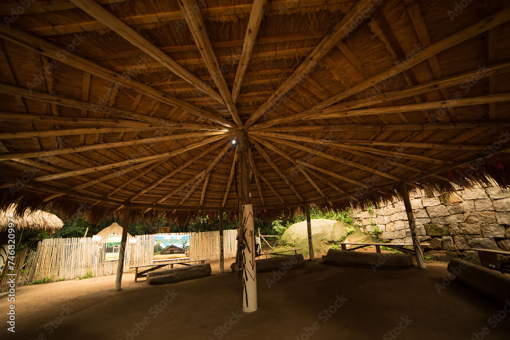 Teto de taba de índio construída com madeira e palha. Stock Photo ...