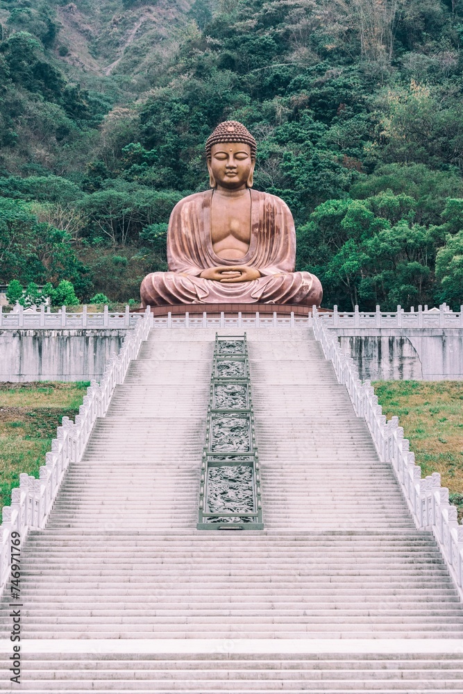 Foto de Visualize a colossal statue of the Buddha seated serenely at ...