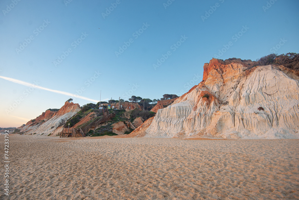Les falaises rouges et blanche de la plage de falaisia en Algarve au ...