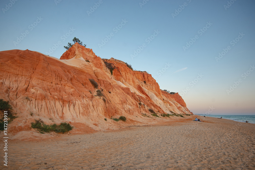 Les falaises rouges et blanche de la plage de falaisia en Algarve au ...