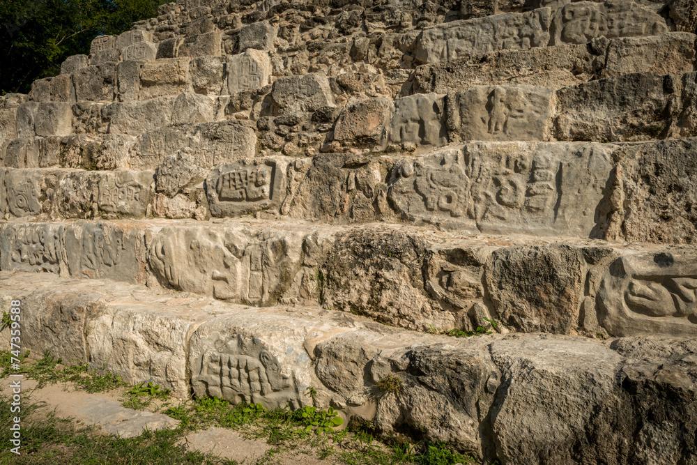 Bajorrelieves en escalones de la ciudad Maya de Edzná, en Campeche ...