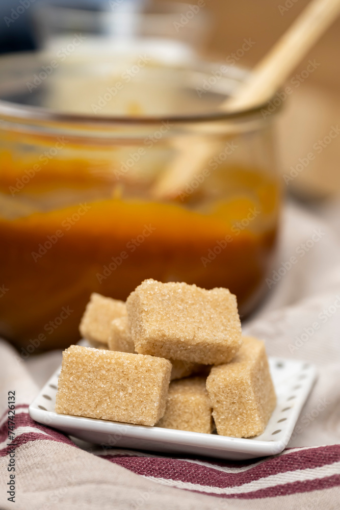 sucre roux en morceaux devant un pot de beurre salé maison diy Stock ...