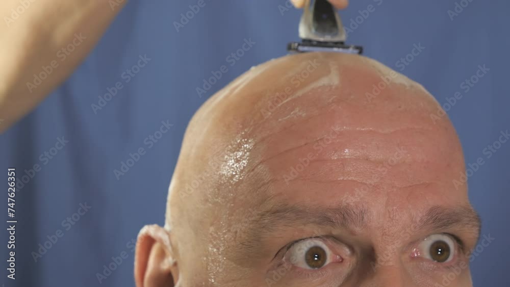Vidéo Stock The man with the big eyes looking at his bald head with the ...