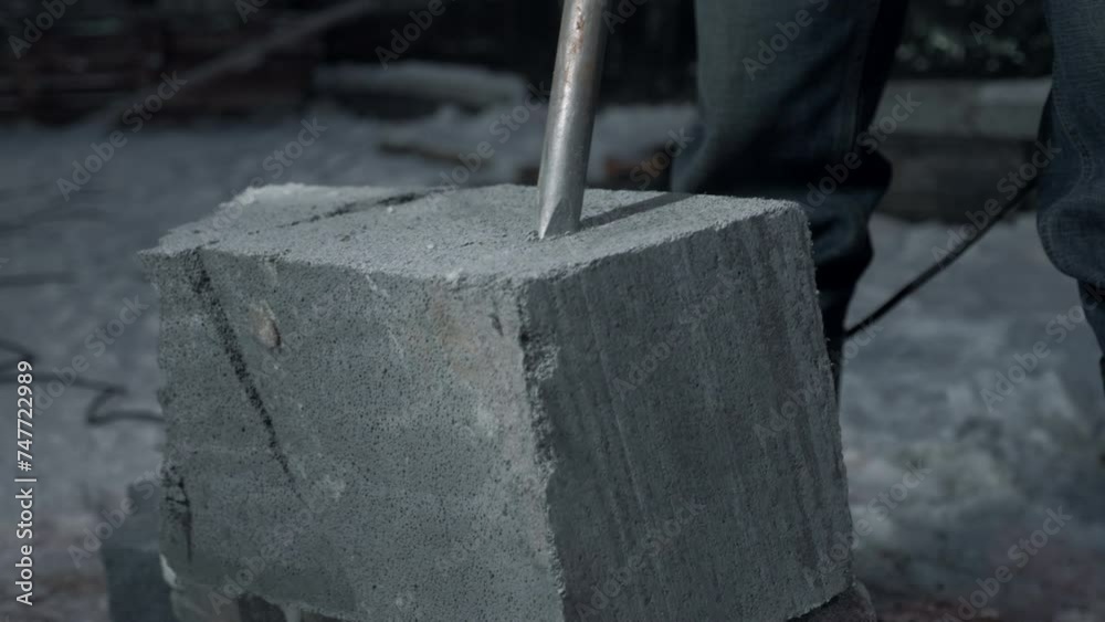 Vidéo Stock Man drills cement blocks. Clip. Worker splits cement blocks ...